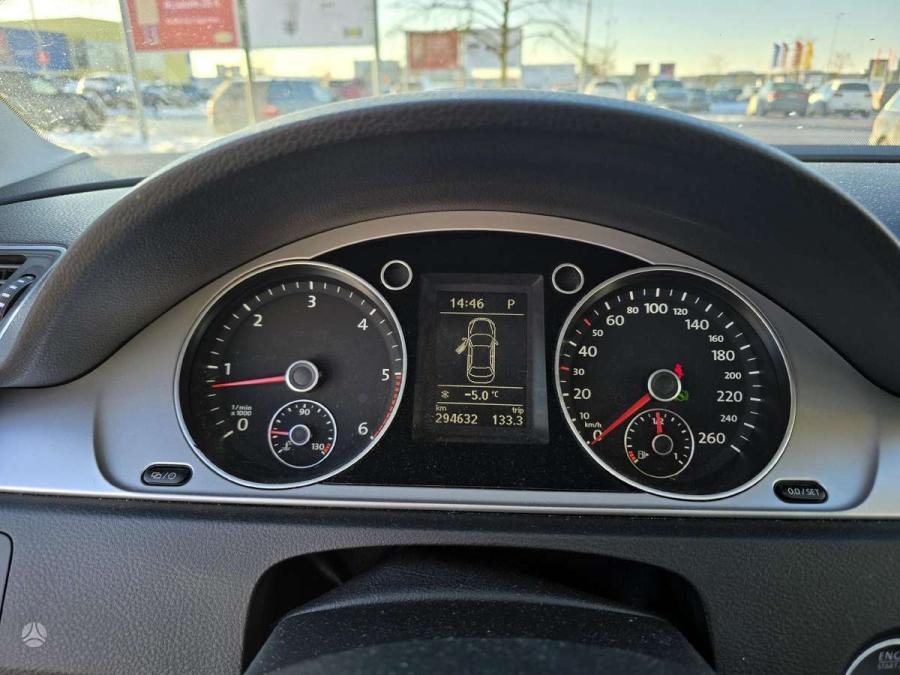 Серый Фольксваген Пассат 2013 в Вильнюс, объемом двигателя 1.60 л и пробегом 295 тыс. км за 4000 €, фото 17 на AUTOMOTO.COM.LV