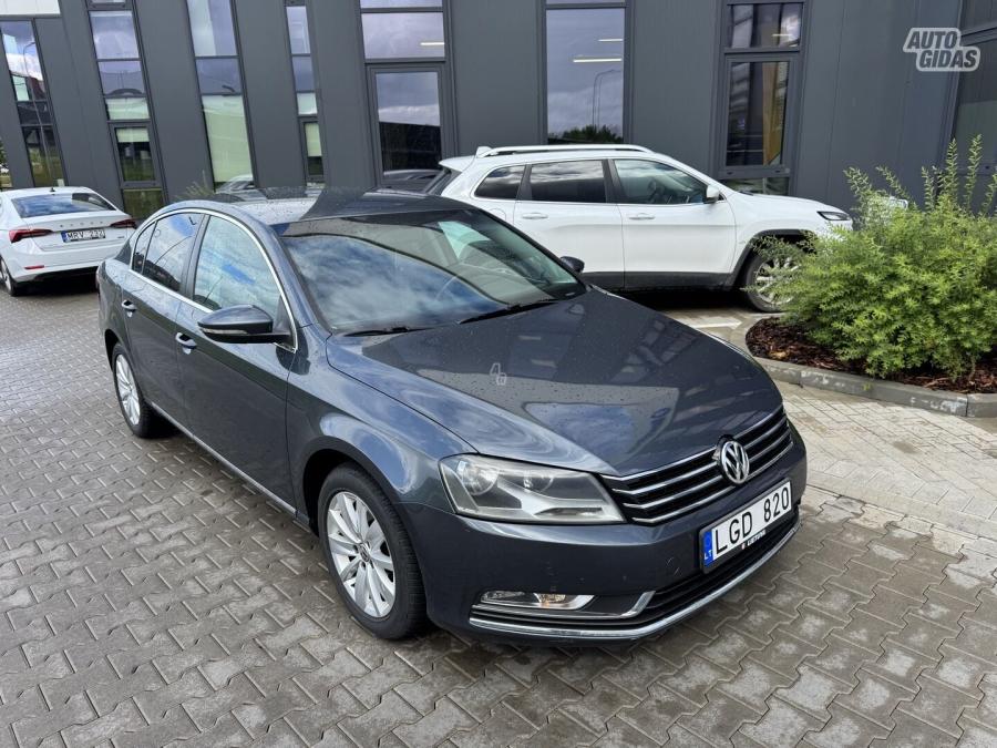 Grey Volkswagen Passat 2013 in Kaunas, with an engine capacity of 1.60 L and mileage of 260 thousand km for 4500 €, photo 3 on AUTOMOTO.COM.LV