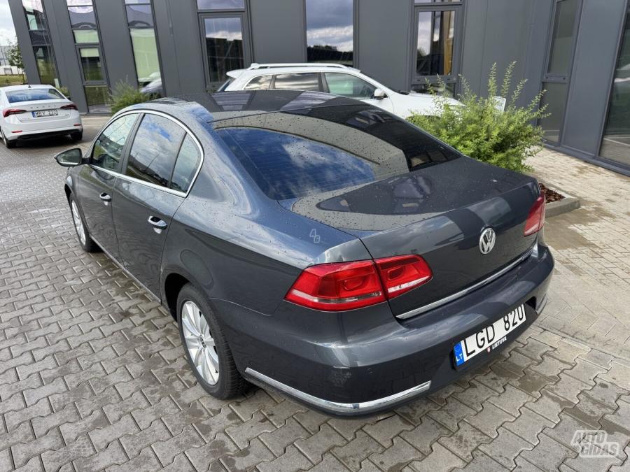 Grey Volkswagen Passat 2013 in Kaunas, with an engine capacity of 1.60 L and mileage of 260 thousand km for 4500 €, photo 5 on AUTOMOTO.COM.LV