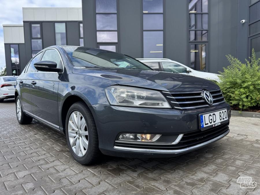 Grey Volkswagen Passat 2013 in Kaunas, with an engine capacity of 1.60 L and mileage of 260 thousand km for 4500 €, photo 16 on AUTOMOTO.COM.LV