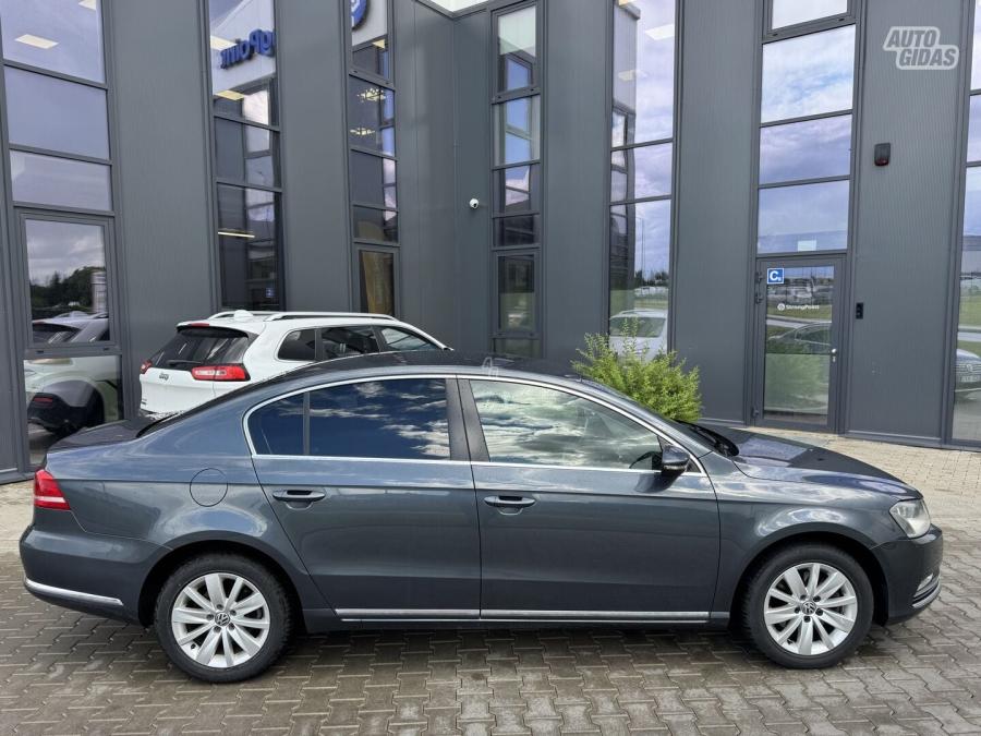 Grey Volkswagen Passat 2013 in Kaunas, with an engine capacity of 1.60 L and mileage of 260 thousand km for 4500 €, photo 17 on AUTOMOTO.COM.LV