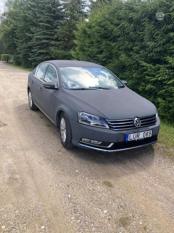 Grey Volkswagen Passat 2013 in Kaunas, with an engine capacity of 1.97 L and mileage of 313 thousand km for 4300 €, photo 1 on AUTOMOTO.COM.LV