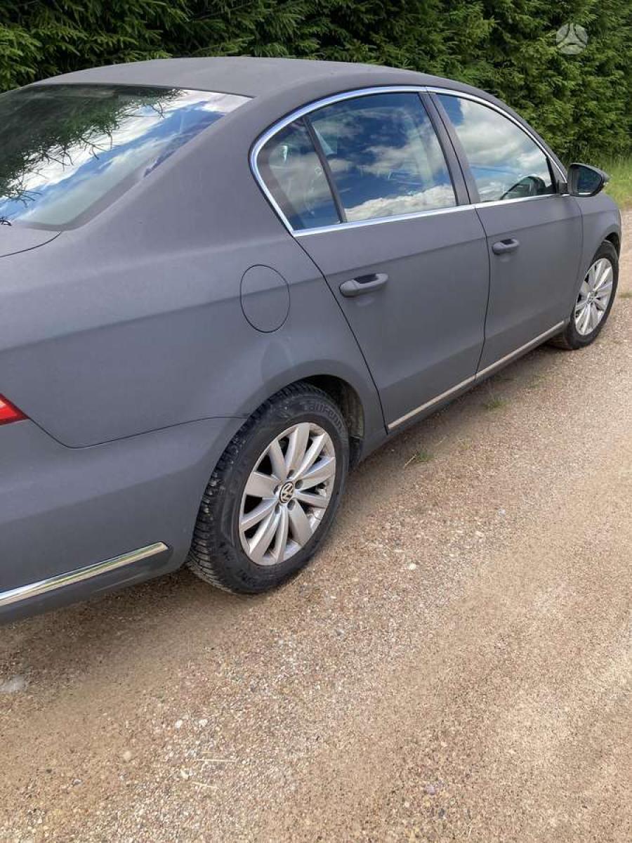 Grey Volkswagen Passat 2013 in Kaunas, with an engine capacity of 1.97 L and mileage of 313 thousand km for 4300 €, photo 4 on AUTOMOTO.COM.LV