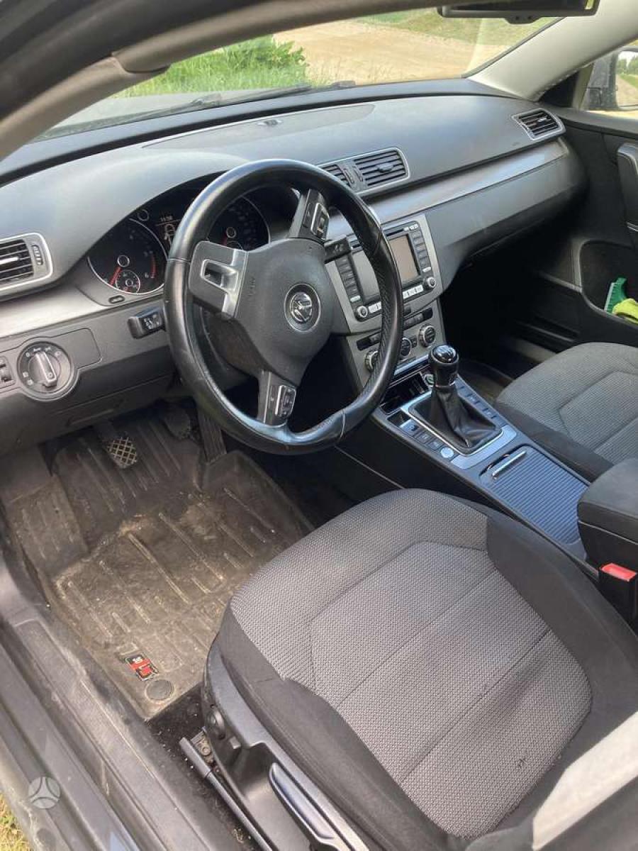 Grey Volkswagen Passat 2013 in Kaunas, with an engine capacity of 1.97 L and mileage of 313 thousand km for 4300 €, photo 7 on AUTOMOTO.COM.LV