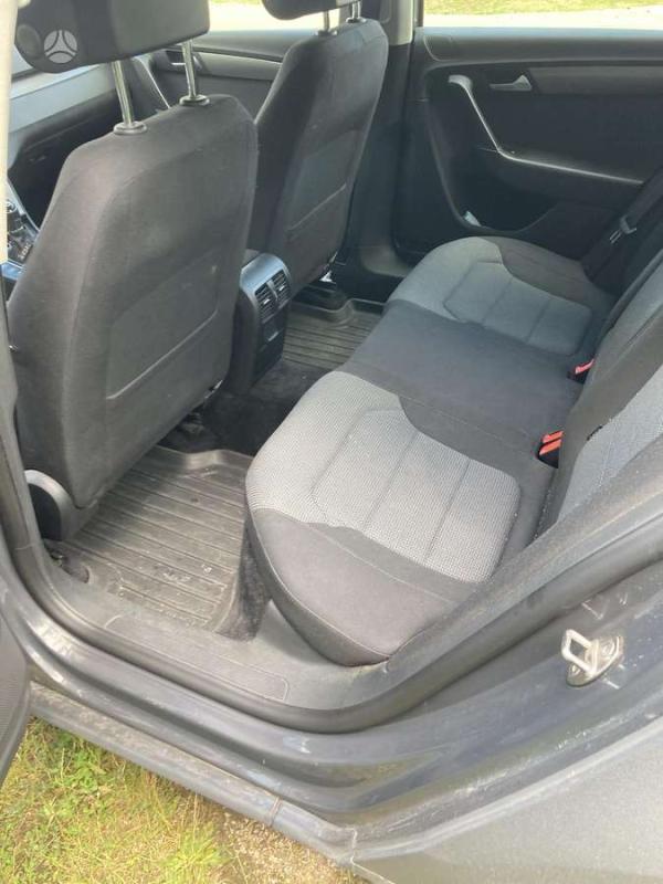 Grey Volkswagen Passat 2013 in Kaunas, with an engine capacity of 1.97 L and mileage of 313 thousand km for 4300 €, photo 8 on AUTOMOTO.COM.LV