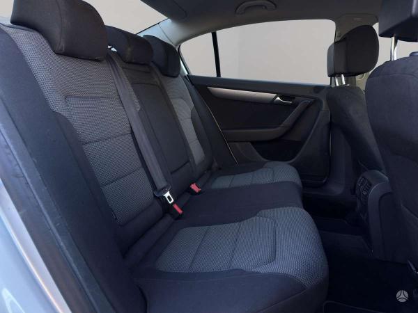 Grey Volkswagen Passat 2014 in Kaunas, with an engine capacity of 2.00 L and mileage of 407 thousand km for 4999 €, photo 9 on AUTOMOTO.COM.LV