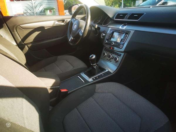Grey Volkswagen Passat 2014 in Vilnius, with an engine capacity of 1.60 L and mileage of 213 thousand km for 5995 €, photo 4 on AUTOMOTO.COM.LV