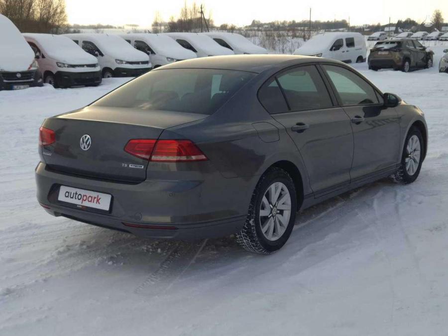 Grey Volkswagen Passat 2015 in Ukmerge, with an engine capacity of 1.40 L and mileage of 111 thousand km for 9500 €, photo 4 on AUTOMOTO.COM.LV