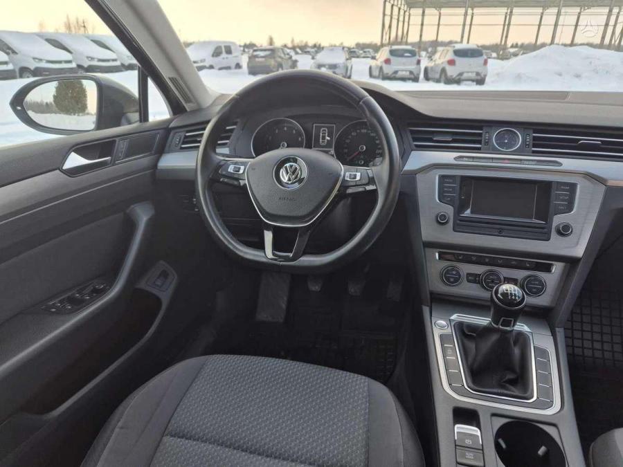 Grey Volkswagen Passat 2015 in Ukmerge, with an engine capacity of 1.40 L and mileage of 111 thousand km for 9500 €, photo 7 on AUTOMOTO.COM.LV