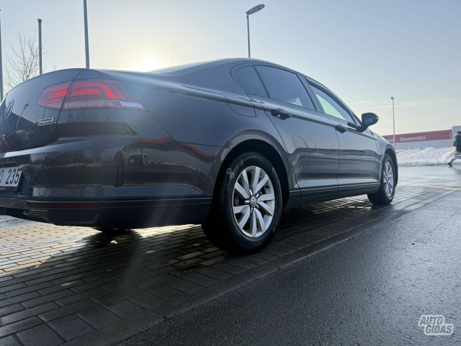 Grey Volkswagen Passat 2015 in Panevezys, with an engine capacity of 1.60 L and mileage of 353 thousand km for 7499 €, photo 5 on AUTOMOTO.COM.LV