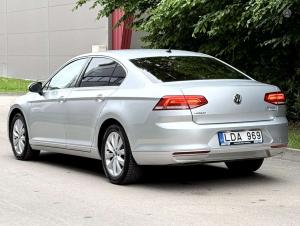 Grey Volkswagen Passat 2015 in Kaunas, with an engine capacity of 1.60 L and mileage of 308 thousand km for 6500 €, photo 5 on AUTOMOTO.COM.LV