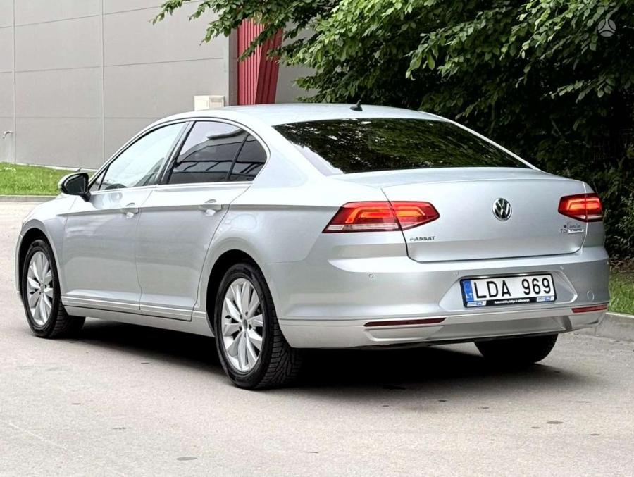 Grey Volkswagen Passat 2015 in Kaunas, with an engine capacity of 1.60 L and mileage of 308 thousand km for 6500 €, photo 5 on AUTOMOTO.COM.LV