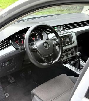 Grey Volkswagen Passat 2015 in Kaunas, with an engine capacity of 1.60 L and mileage of 308 thousand km for 6500 €, photo 7 on AUTOMOTO.COM.LV