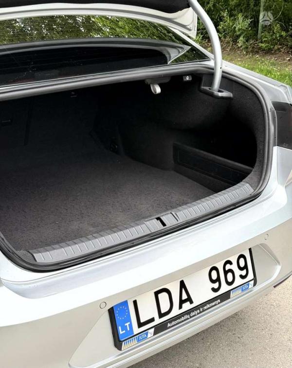 Grey Volkswagen Passat 2015 in Kaunas, with an engine capacity of 1.60 L and mileage of 308 thousand km for 6500 €, photo 9 on AUTOMOTO.COM.LV