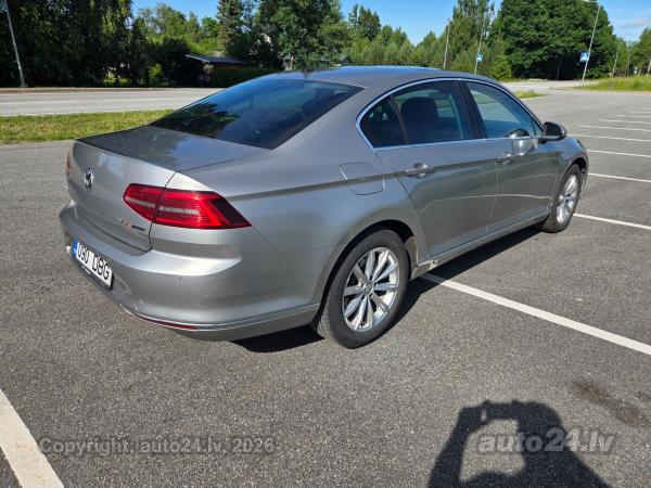 Grey Volkswagen Passat 2015 in Tallinn, with an engine capacity of 2.00 L and mileage of 230 thousand km for 12900 €, photo 5 on AUTOMOTO.COM.LV