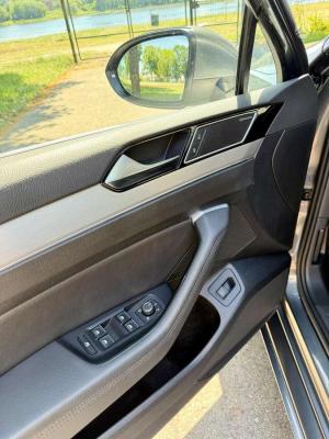 Pelēks Volkswagen Passat 2015 Kauņa, ar dzinēja tilpumu 1.97 L un nobraukumu 312 tūkst. km par 10400 €, foto 18 vietnē AUTOMOTO.COM.LV