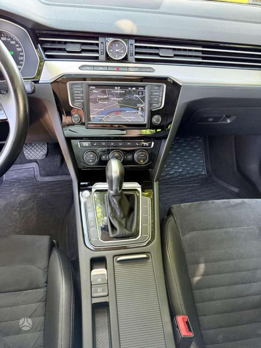 Grey Volkswagen Passat 2015 in Kaunas, with an engine capacity of 1.97 L and mileage of 313 thousand km for 9900 €, photo 12 on AUTOMOTO.COM.LV