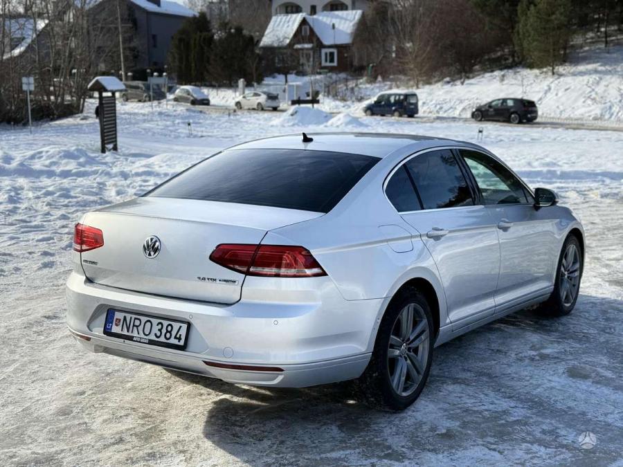 Grey Volkswagen Passat 2016 in Vilnius, with an engine capacity of 2.00 L and mileage of 290 thousand km for 8800 €, photo 5 on AUTOMOTO.COM.LV