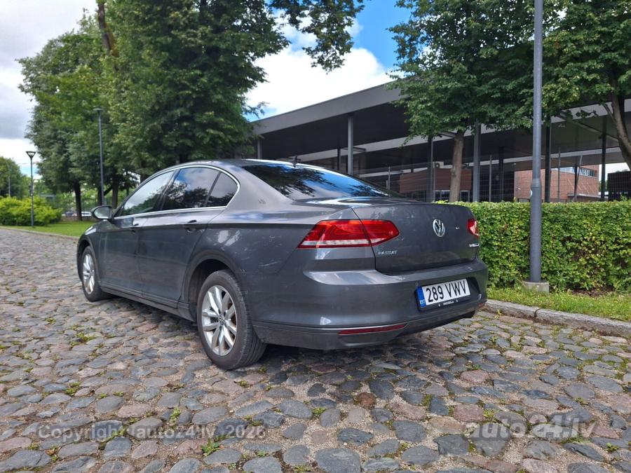 Grey Volkswagen Passat 2016 in Tallinn, with an engine capacity of 1.60 L and mileage of 229 thousand km for 11900 €, photo 4 on AUTOMOTO.COM.LV