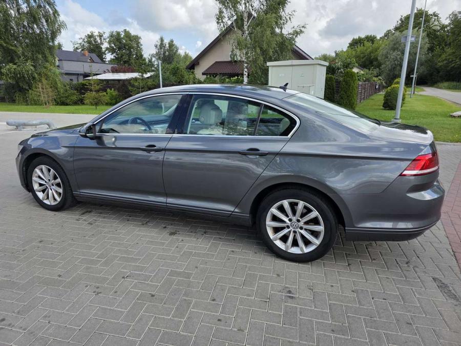 Grey Volkswagen Passat 2016 in Panevezys, with an engine capacity of 1.60 L and mileage of 237 thousand km for 8199 €, photo 13 on AUTOMOTO.COM.LV
