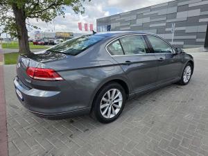 Grey Volkswagen Passat 2016 in Panevezys, with an engine capacity of 1.60 L and mileage of 237 thousand km for 8199 €, photo 17 on AUTOMOTO.COM.LV