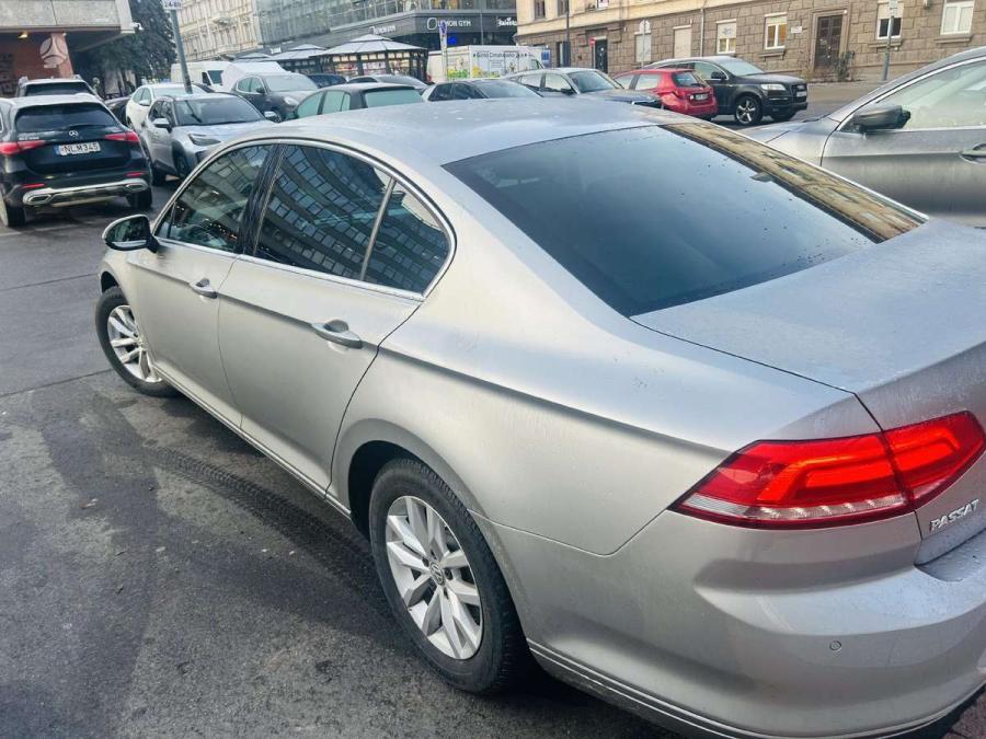 Grey Volkswagen Passat 2017 in Vilnius, with an engine capacity of 1.40 L and mileage of 162 thousand km for 11900 €, photo 4 on AUTOMOTO.COM.LV
