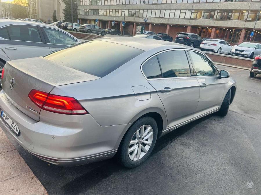 Grey Volkswagen Passat 2017 in Vilnius, with an engine capacity of 1.40 L and mileage of 162 thousand km for 11900 €, photo 5 on AUTOMOTO.COM.LV