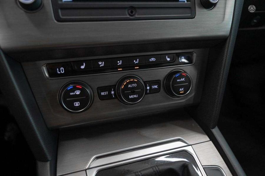 Pelēks Volkswagen Passat 2017 Viļņa, ar dzinēja tilpumu 1.40 L un nobraukumu 203 tūkst. km par 9600 €, foto 14 vietnē AUTOMOTO.COM.LV