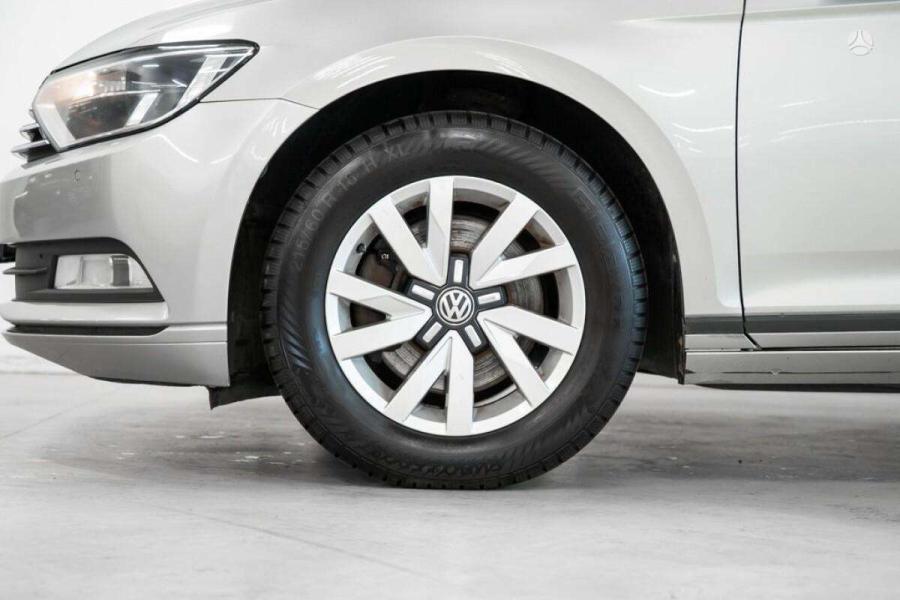 Pelēks Volkswagen Passat 2017 Viļņa, ar dzinēja tilpumu 1.40 L un nobraukumu 203 tūkst. km par 9600 €, foto 18 vietnē AUTOMOTO.COM.LV