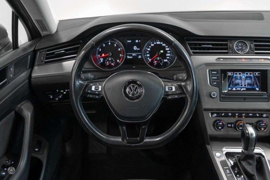 Pelēks Volkswagen Passat 2017 Viļņa, ar dzinēja tilpumu 1.40 L un nobraukumu 203 tūkst. km par 9600 €, foto 19 vietnē AUTOMOTO.COM.LV