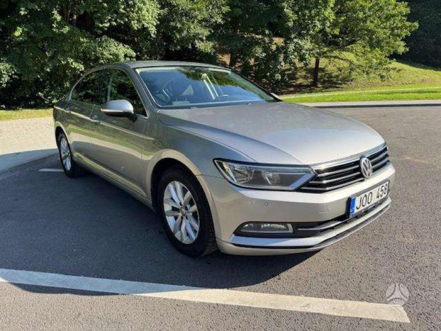 Grey Volkswagen Passat 2017 in Kaunas, with an engine capacity of 2.00 L and mileage of 180 thousand km for 13499 €, photo 1 on AUTOMOTO.COM.LV