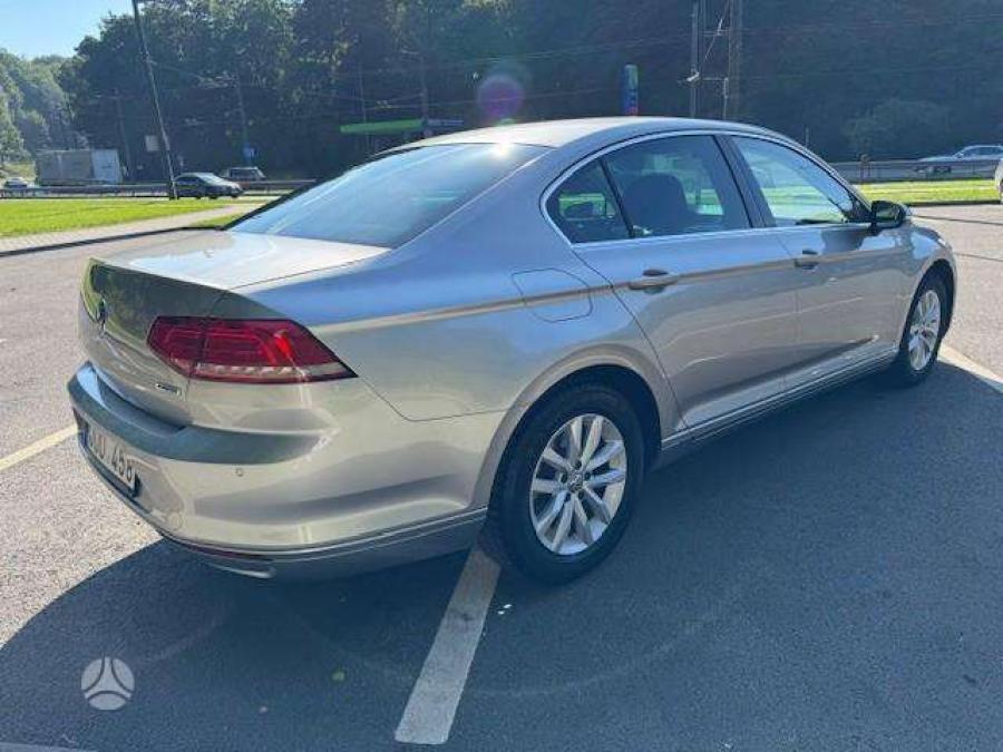Grey Volkswagen Passat 2017 in Kaunas, with an engine capacity of 2.00 L and mileage of 180 thousand km for 13499 €, photo 3 on AUTOMOTO.COM.LV