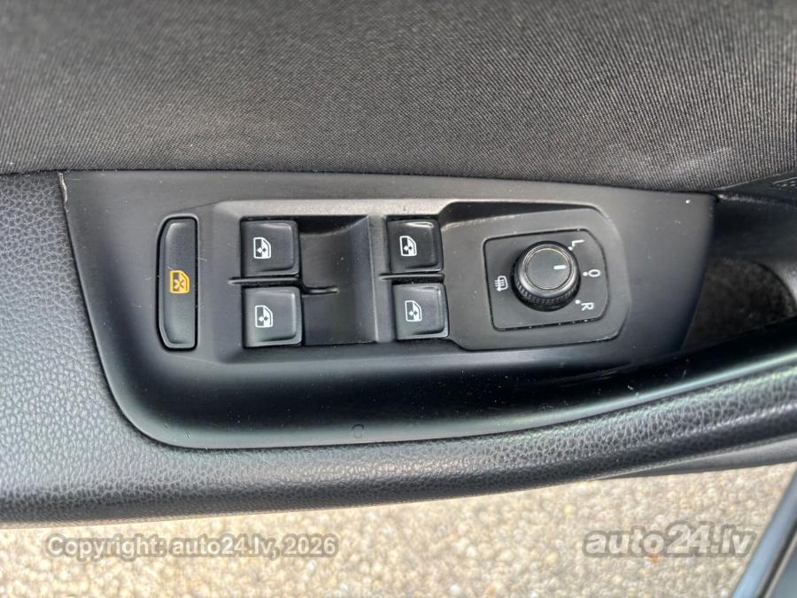 Grey Volkswagen Passat 2017 in Paide, with an engine capacity of 1.40 L and mileage of 252 thousand km for 7990 €, photo 20 on AUTOMOTO.COM.LV