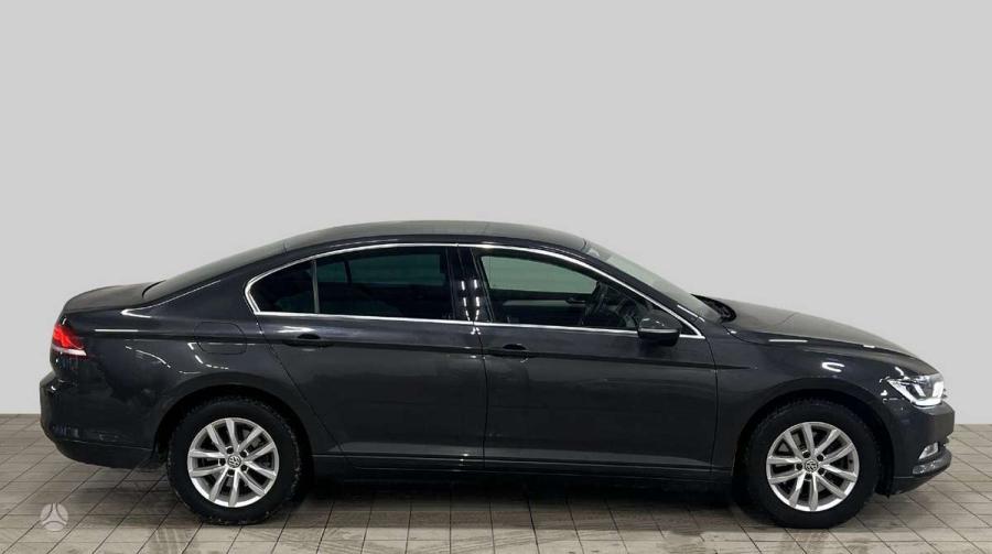 Grey Volkswagen Passat 2018 in Kaunas, with an engine capacity of 1.40 L and mileage of 120 thousand km for 14200 €, photo 3 on AUTOMOTO.COM.LV