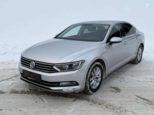 Pelēks Volkswagen Passat 2018 Viļņa, ar dzinēja tilpumu 2.00 L un nobraukumu 99 tūkst. km par 13700 €, foto  vietnē AUTOMOTO.COM.LV