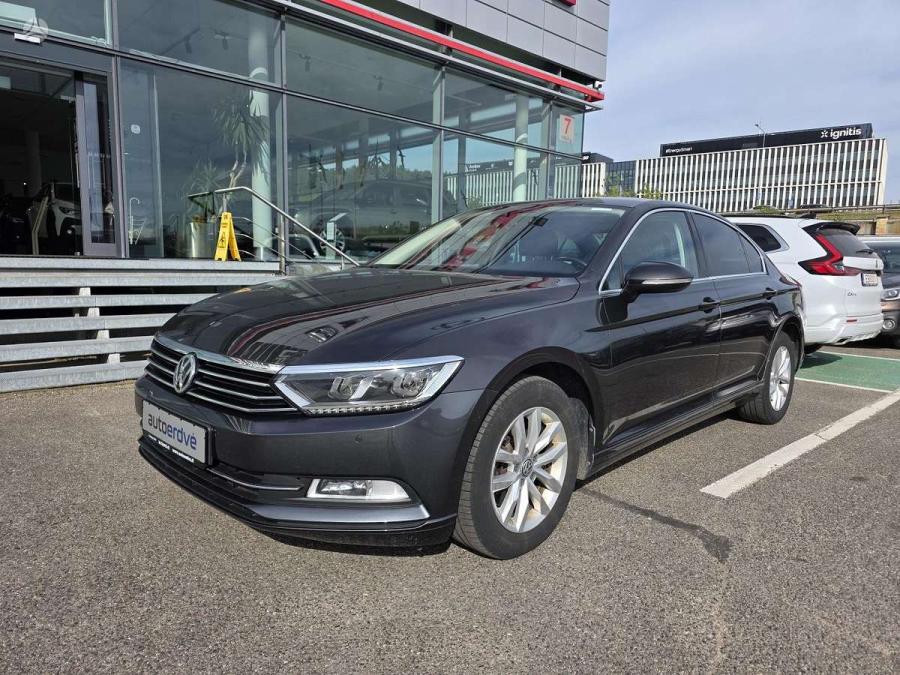 Grey Volkswagen Passat 2019 in Vilnius, with an engine capacity of 1.50 L and mileage of 160 thousand km for 14480 €, photo 1 on AUTOMOTO.COM.LV