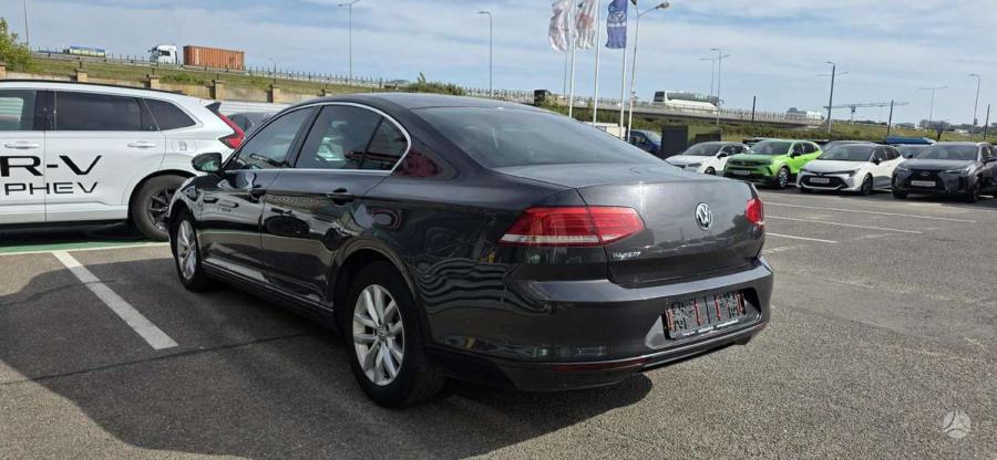Grey Volkswagen Passat 2019 in Vilnius, with an engine capacity of 1.50 L and mileage of 160 thousand km for 14480 €, photo 5 on AUTOMOTO.COM.LV