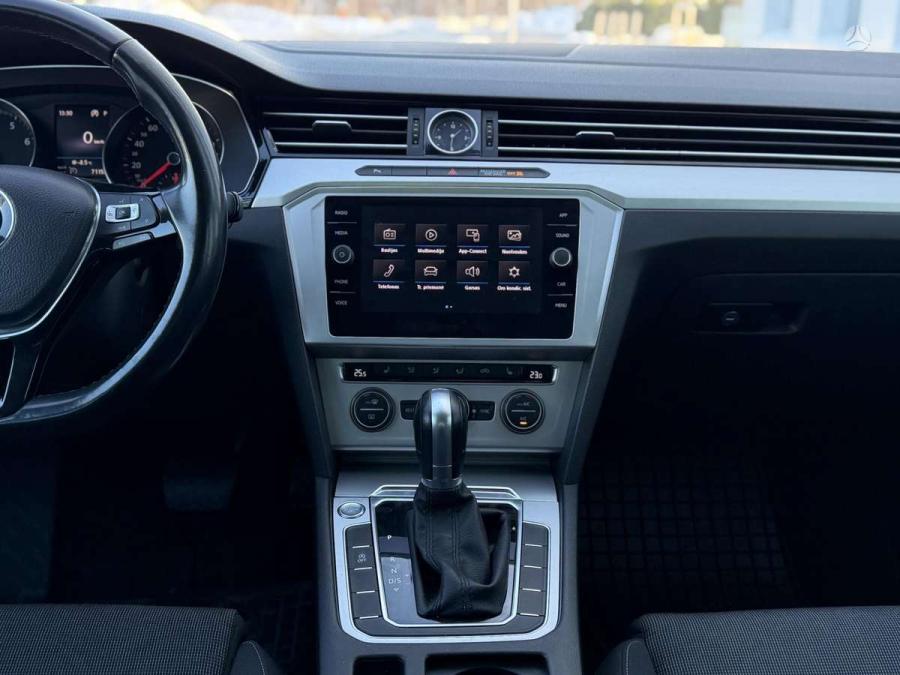 Grey Volkswagen Passat 2019 in Vilnius, with an engine capacity of 1.50 L and mileage of 200 thousand km for 12900 €, photo 11 on AUTOMOTO.COM.LV
