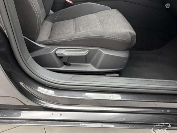 Grey Volkswagen Passat 2019 in Vilnius, with an engine capacity of 1.50 L and mileage of 123 thousand km for 13900 €, photo 7 on AUTOMOTO.COM.LV