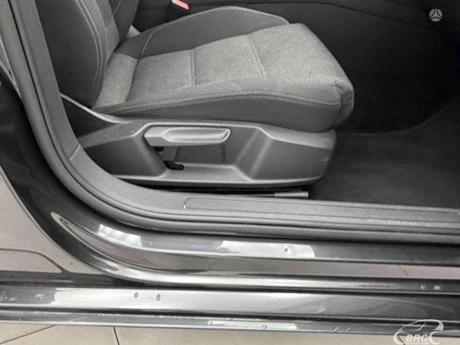 Grey Volkswagen Passat 2019 in Vilnius, with an engine capacity of 1.50 L and mileage of 123 thousand km for 13900 €, photo 8 on AUTOMOTO.COM.LV