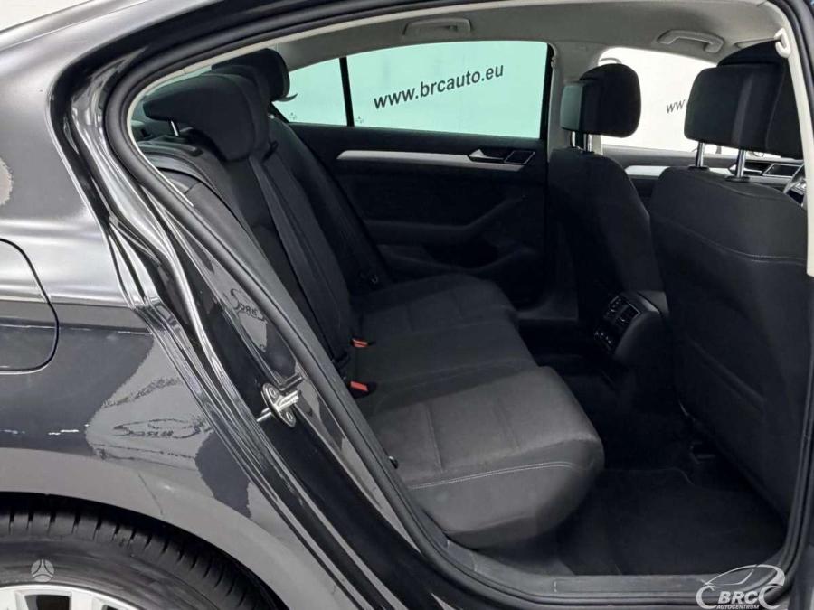 Grey Volkswagen Passat 2019 in Vilnius, with an engine capacity of 1.50 L and mileage of 123 thousand km for 13900 €, photo 11 on AUTOMOTO.COM.LV