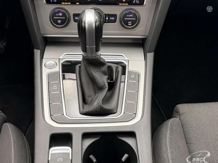 Grey Volkswagen Passat 2019 in Vilnius, with an engine capacity of 1.50 L and mileage of 123 thousand km for 13900 €, photo 20 on AUTOMOTO.COM.LV