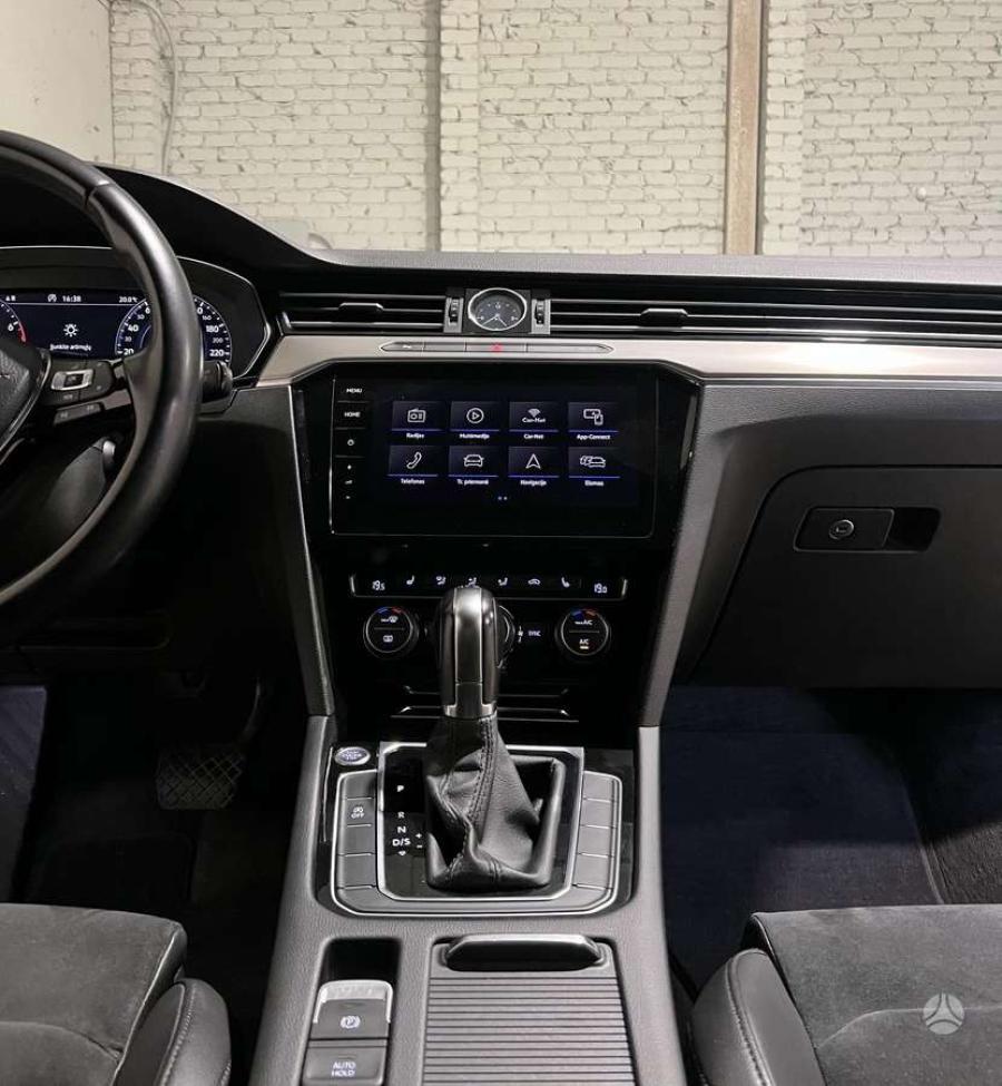 Grey Volkswagen Passat 2019 in Klaipeda, with an engine capacity of 1.50 L and mileage of 128 thousand km for 16999 €, photo 4 on AUTOMOTO.COM.LV