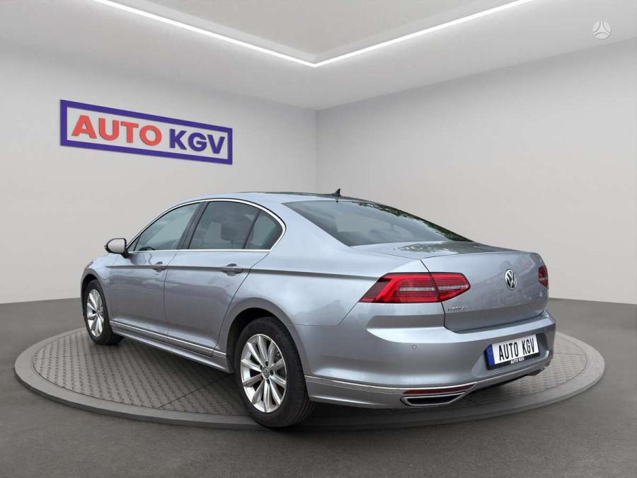 Grey Volkswagen Passat 2019 in Klaipeda, with an engine capacity of 1.50 L and mileage of 93 thousand km for 17999 €, photo 4 on AUTOMOTO.COM.LV