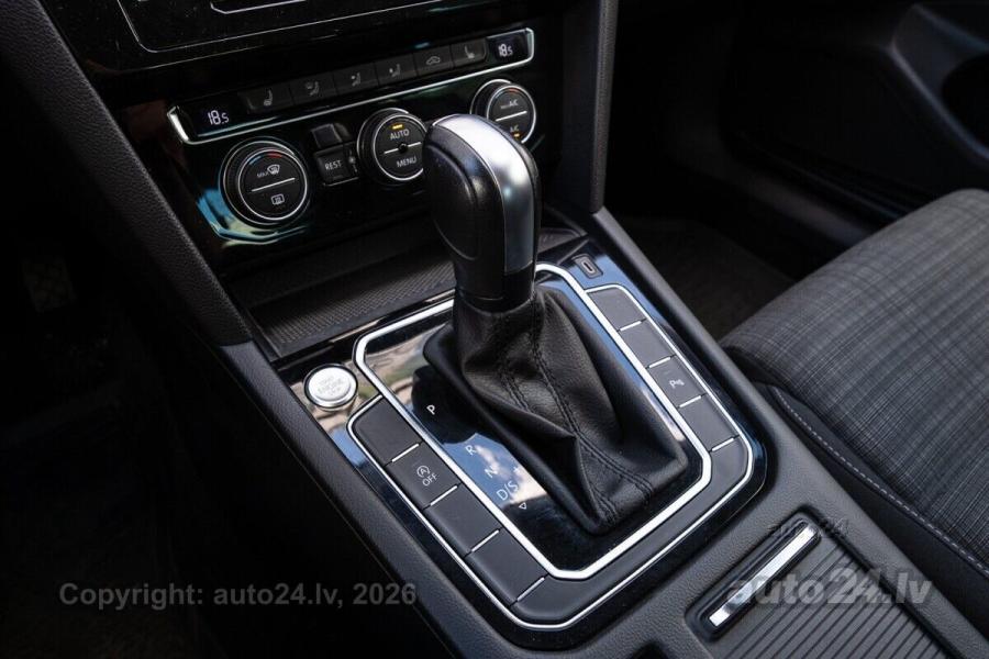 Grey Volkswagen Passat 2020 in Riga, with an engine capacity of 1.50 L and mileage of 111 thousand km for 17677 €, photo 15 on AUTOMOTO.COM.LV