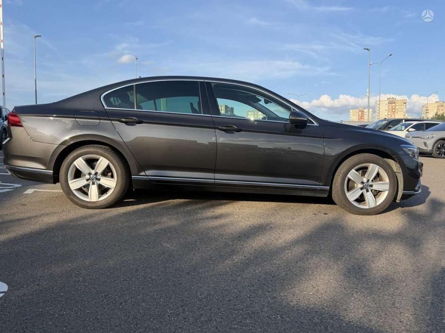 Grey Volkswagen Passat 2020 in Vilnius, with an engine capacity of 1.50 L and mileage of 158 thousand km for 17200 €, photo 3 on AUTOMOTO.COM.LV