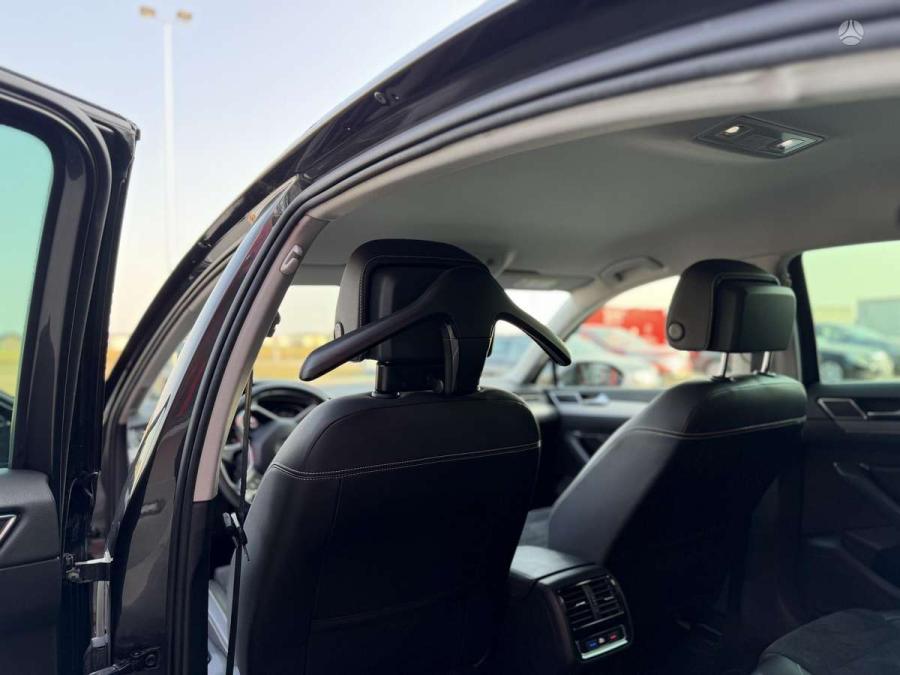 Grey Volkswagen Passat 2020 in Vilnius, with an engine capacity of 1.50 L and mileage of 158 thousand km for 17200 €, photo 14 on AUTOMOTO.COM.LV