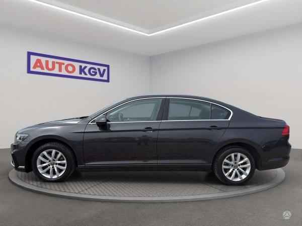 Pelēks Volkswagen Passat 2021 Kauņa, ar dzinēja tilpumu 2.00 L un nobraukumu 150 tūkst. km par 15999 €, foto 2 vietnē AUTOMOTO.COM.LV