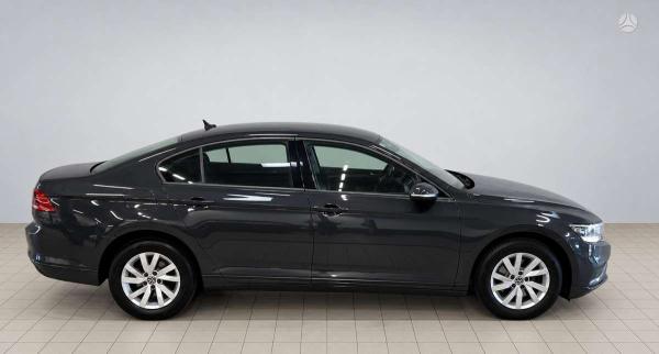 Pelēks Volkswagen Passat 2021 Kauņa, ar dzinēja tilpumu 1.50 L un nobraukumu 161 tūkst. km par 14200 €, foto 4 vietnē AUTOMOTO.COM.LV