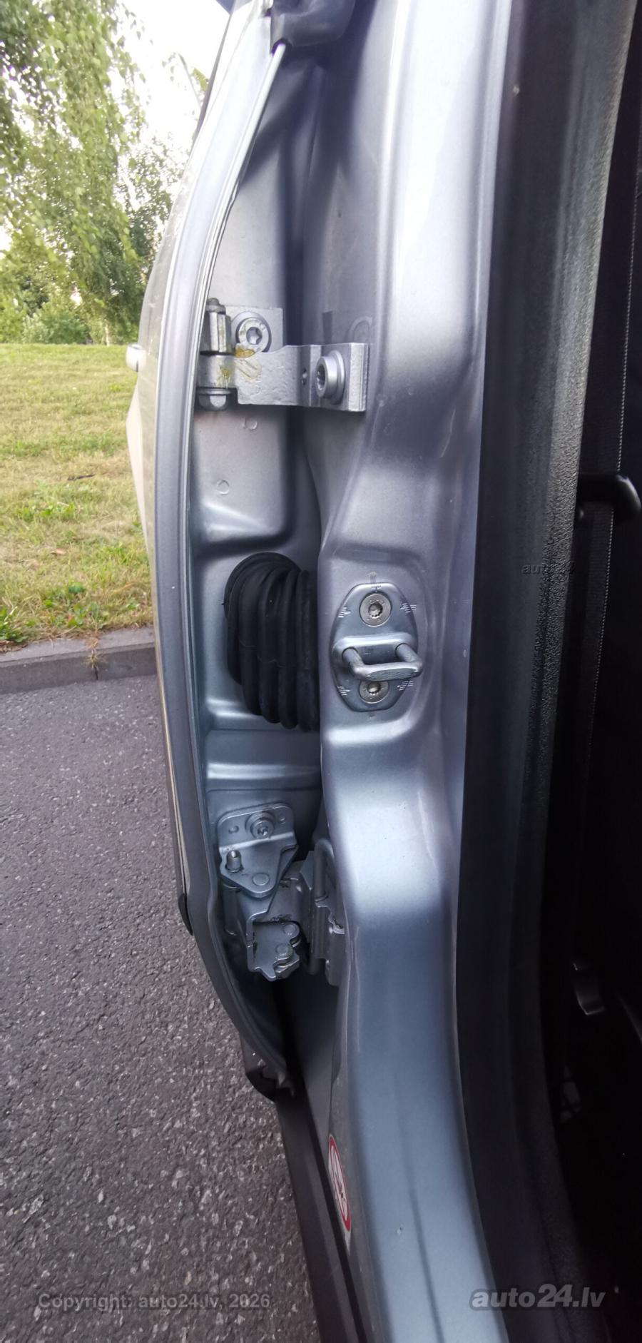 Pelēks Volkswagen Passat 2001 Tallina, ar dzinēja tilpumu 1.90 L un nobraukumu 214 tūkst. km par 4850 €, foto 21 vietnē AUTOMOTO.COM.LV
